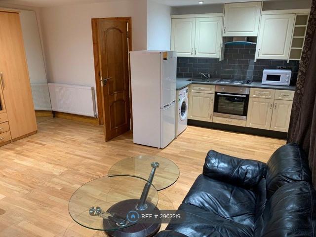 Norbury Avenue, Thornton Heath CR7, 1 bed flat to rent, £1,300 pcm | PrimeLocation