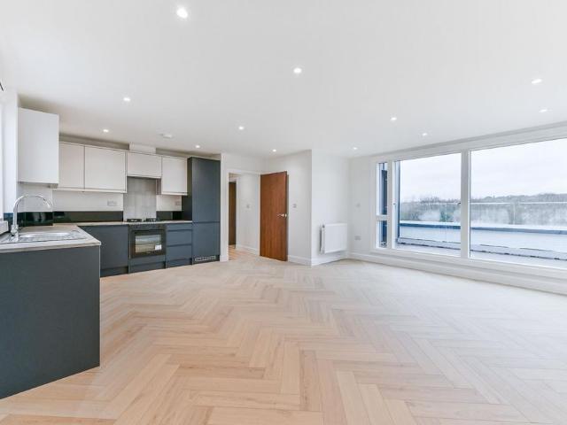 Norbury Avenue, Norbury, London, SW16 2 bed flat to rent £2,400 pcm £554 pw