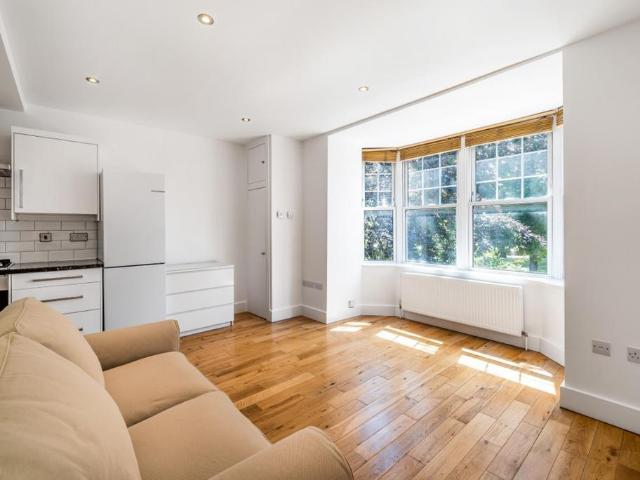 Norbury Crescent, Norbury, London, SW16 1 bed flat to rent £1,450 pcm £335 pw
