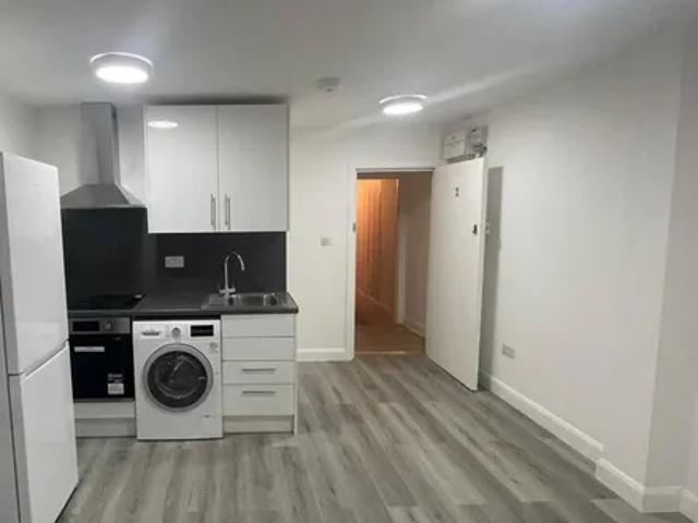 Norbury Post Office, London Road, London, SW16 4AE, United Kingdom | 2 bed apartment for rent #165778782 | Rentberry