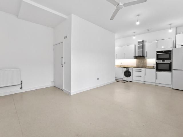 Norfolk Avenue, London, N15 2 bed apartment to rent £2,250 pcm £519 pw