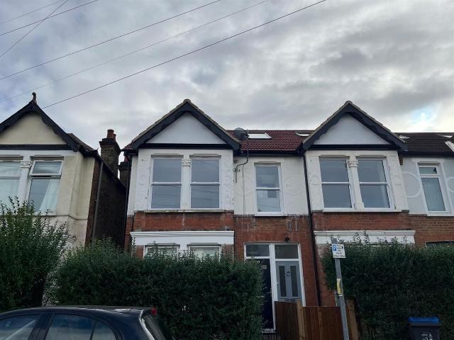 Norfolk Road, Colliers Wood SW19, 4 bed maisonette to rent, £3,300 pcm | PrimeLocation