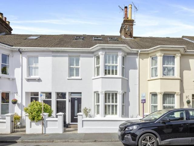 Norfolk Road Horsham RH12 4 bed terraced house to rent £2,850 pcm £658 pw