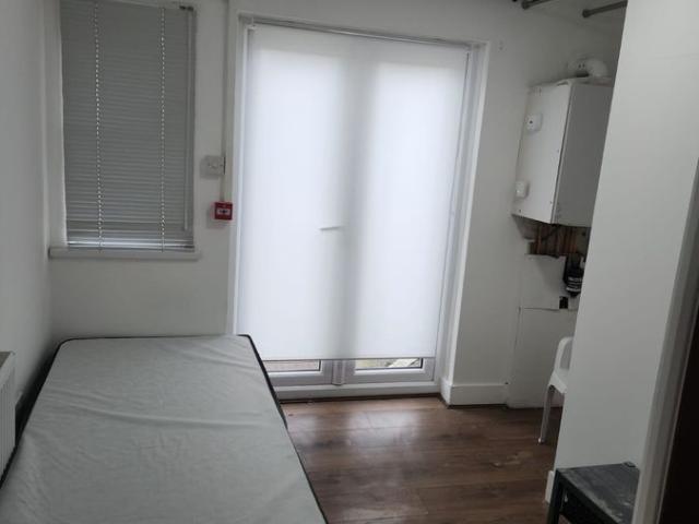 Norfolk Road, Seven Kings, Ilford IG3, 3 bed flat to rent, £2,500 pcm | PrimeLocation