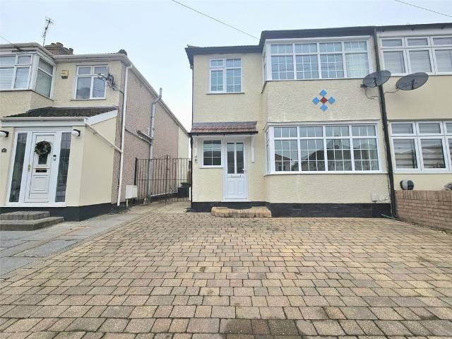 Norfolk Road, Upminster, Essex, RM14 3 bed end of terrace house to rent £2,250 pcm £519 pw