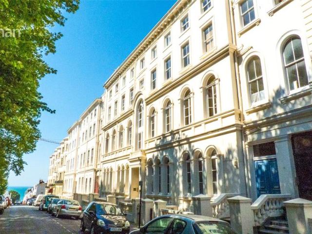 Norfolk Terrace, Brighton, BN1 2 bed flat to rent £1,550 pcm £358 pw