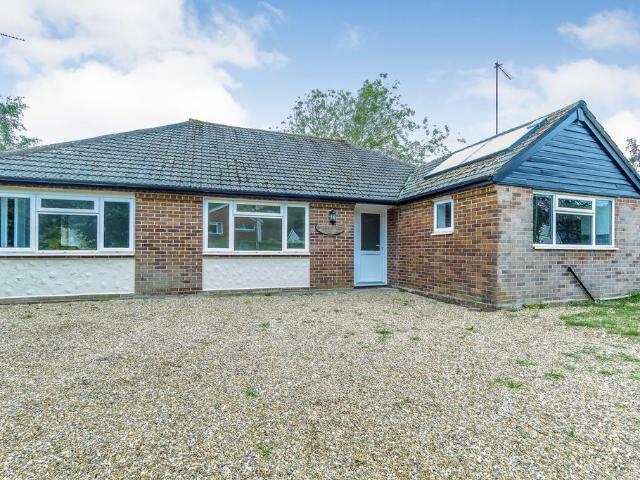 Norheads Lane, Biggin Hill. 3 bed bungalow to rent £2,700 pcm £623 pw