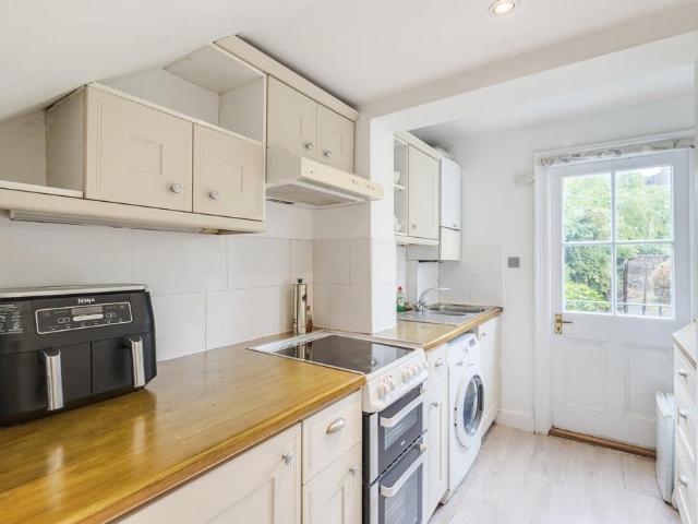 Norland Square, W11 1 bed flat to rent £2,353 pcm £543 pw