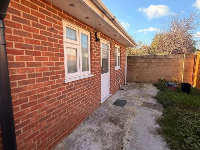 Norman Crescent, Hounslow, TW5 2 bed bungalow to rent £1,675 pcm £387 pw