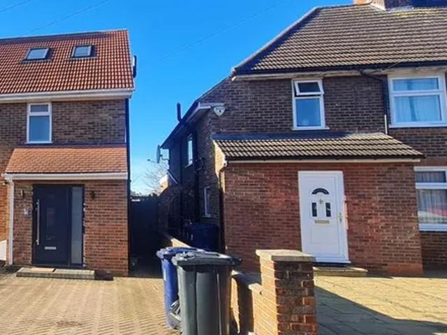 Norman Way, London, W3 0AS, United Kingdom | 4 bed duplex for rent #113644838 | Rentberry