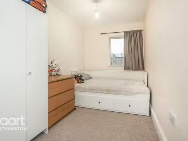 Normanshire Drive, Chingford 2 bed apartment for sale £350,000