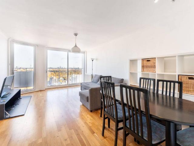Notting Hill Gate, London, W11 2 bed flat to rent £3,200 pcm £738 pw