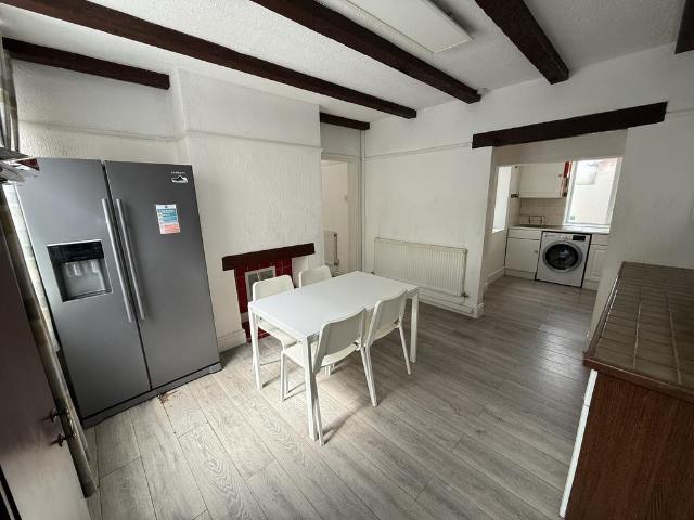Nottingham NG7 4 bed end of terrace house to rent £1,560 pcm £360 pw