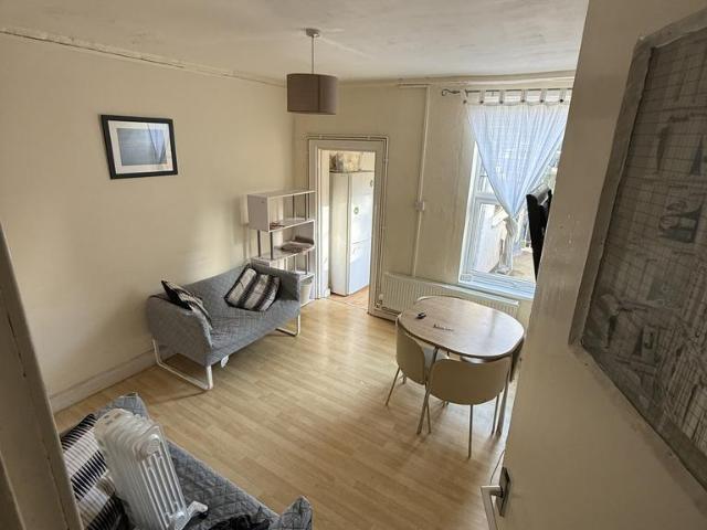Nottingham NG7 4 bed end of terrace house to rent £1,560 pcm £360 pw