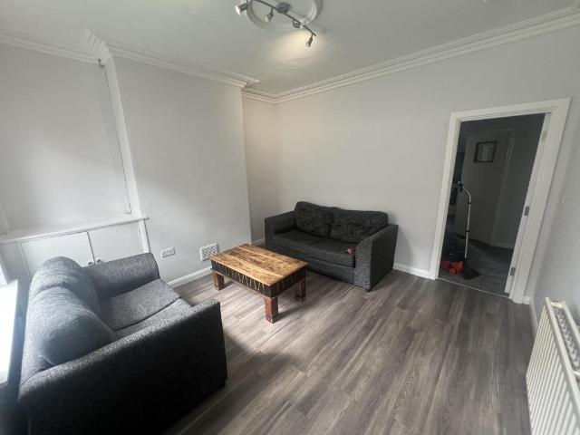 Nottingham NG7 4 bed end of terrace house to rent £2,080 pcm £480 pw