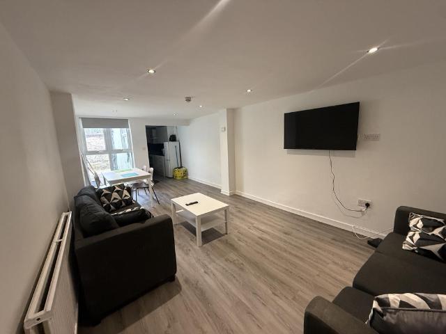 Nottingham NG7 6 bed terraced house to rent £3,510 pcm £810 pw