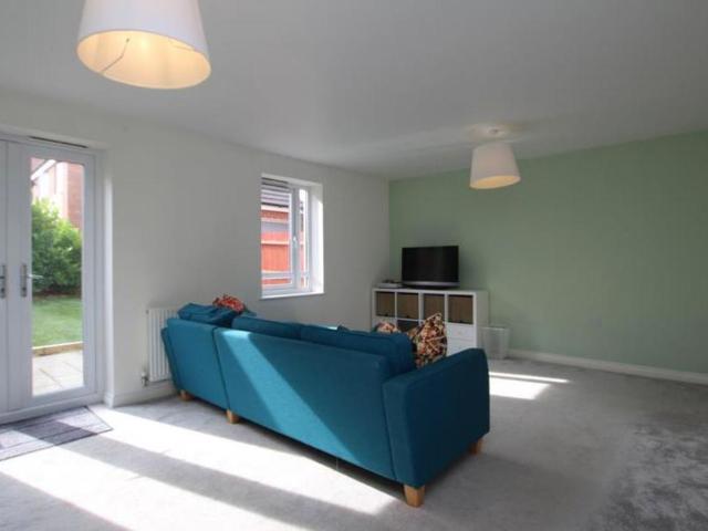 NOT available for students. A double room in a house share offered on a furnished basis. Available August. Bills included!