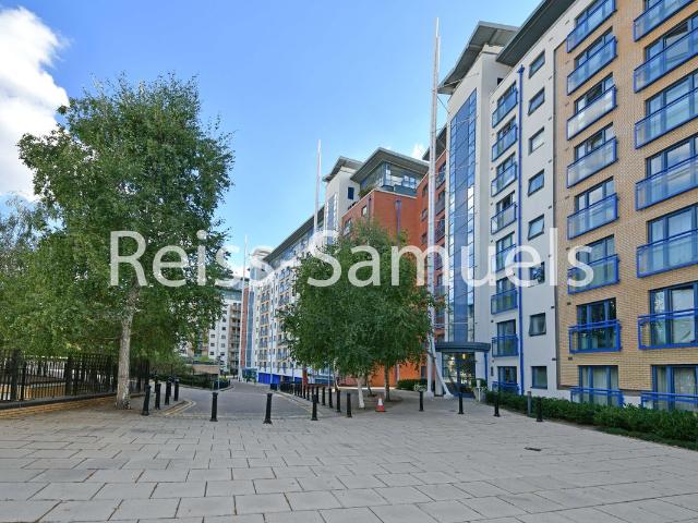 Nova Building, Newton Place, Isle Of Dogs, Canary Wharf, Docklands E14, 3 bed flat to rent, £2,860 pcm | PrimeLocation
