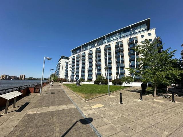 Nova Building, London E14 3 bed apartment to rent £2,860 pcm £660 pw