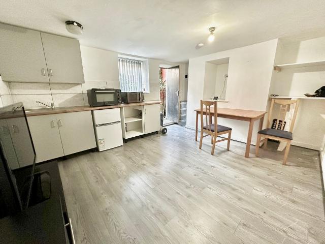 Nowell Crescent, Leeds LS9, 1 bed flat to rent, £800 pcm | PrimeLocation