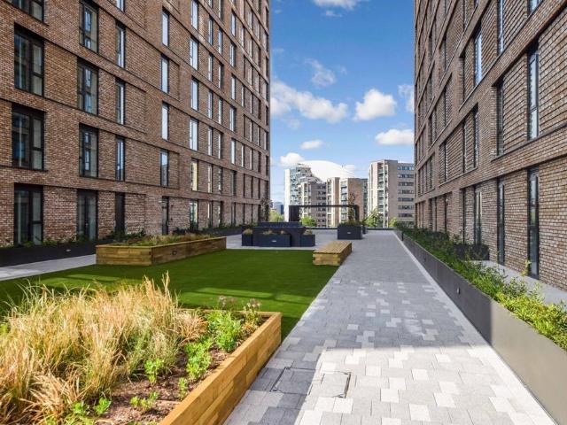 No1 Old Trafford, 4 Wharf End. 2 bed flat to rent £1,450 pcm £335 pw