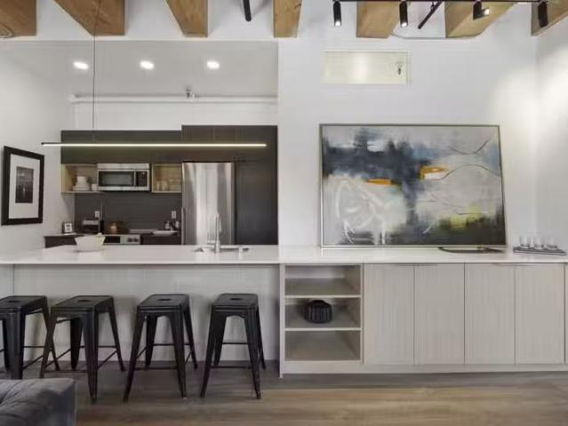 NW Corner Penthouse 1 bed 1.5 bath Loft Seattle Quilt Building