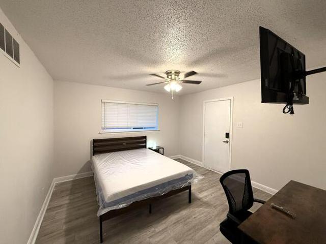 NW Dallas home close to Love Field, Southwestern Medical, public transport