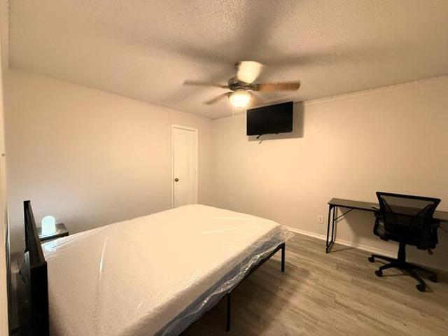 NW Dallas home close to Love Field, Southwestern Medical, public transport