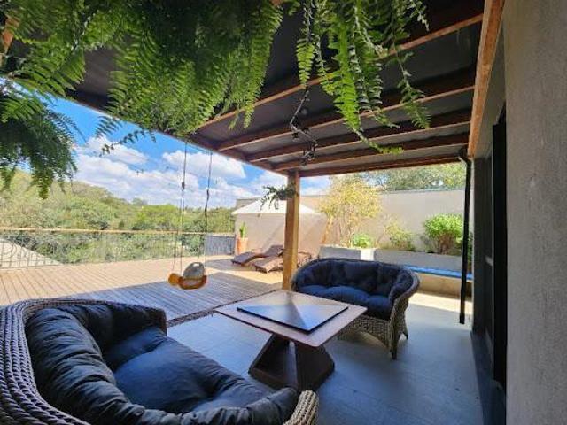 Num refúgio chamado Fazendinha, ergue se uma casa térrea, onde o encanto se revela