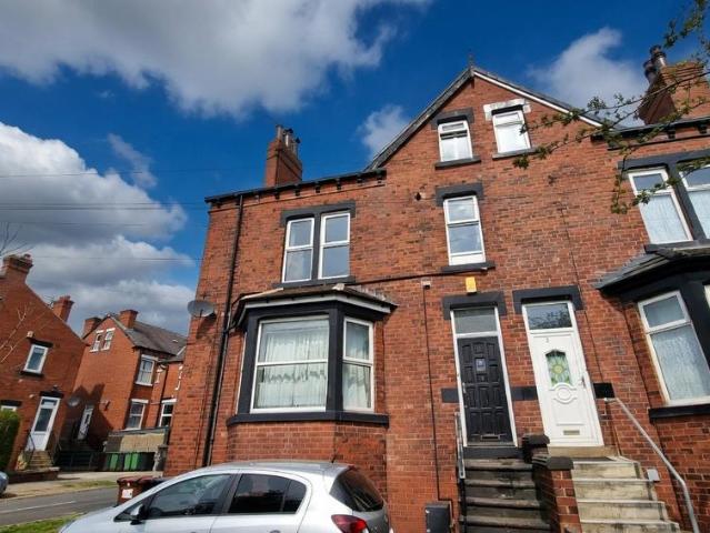 Nunroyd Road, Leeds, West Yorkshire. 3 bed flat to rent £1,150 pcm £265 pw