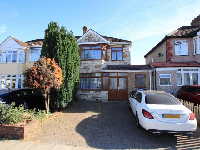 Nursery Close, Enfield EN3 3 bed terraced house to rent £2,300 pcm £531 pw