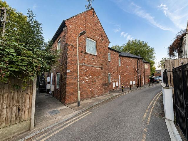 Nutfield Lane, High Wycombe HP11, 1 bed flat to rent, £1,100 pcm | PrimeLocation