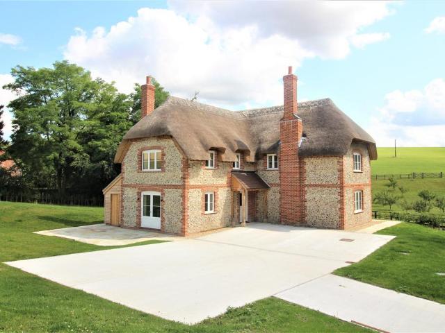 Nutley, Basingstoke RG25 4 bed detached house to rent £3,500 pcm £808 pw