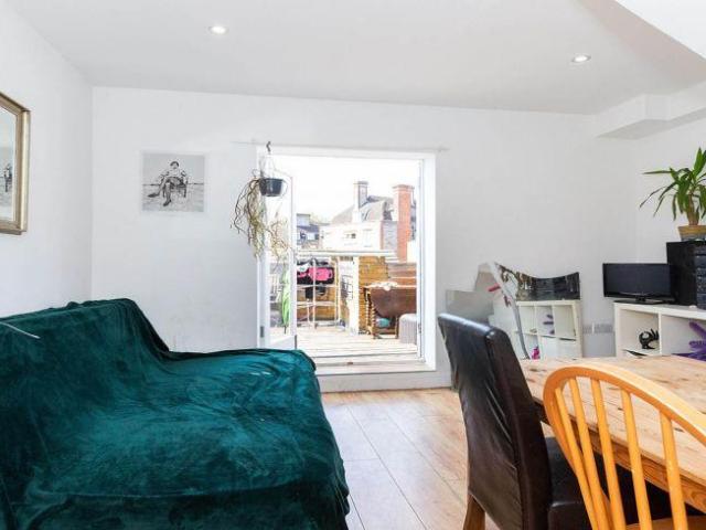 NW1 3 bed flat to rent £3,445 pcm £795 pw