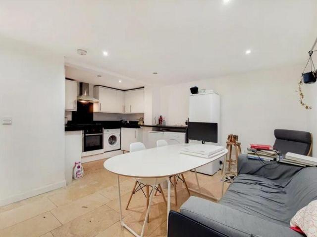 NW1 3 bed flat to rent £3,597 pcm £830 pw