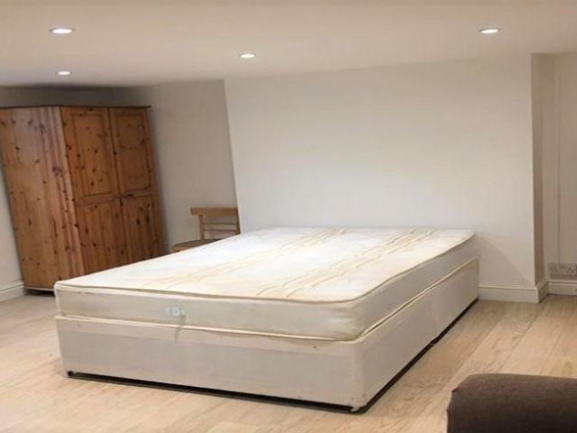 NW1 Studio to rent £1,842 pcm £425 pw