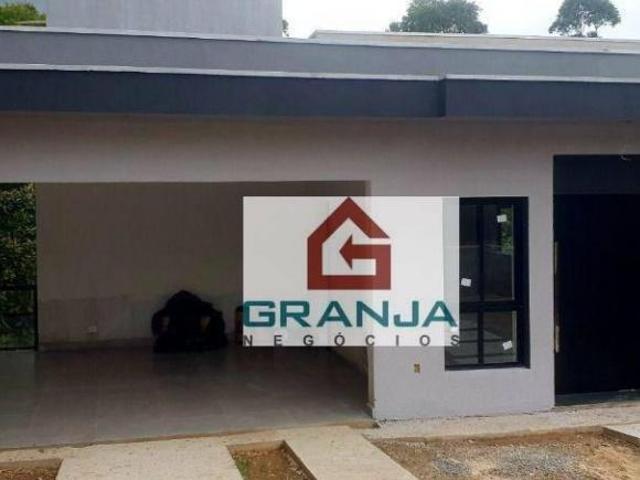 O acabamento é excelente, com piso de porcelanato Vene Doro nas salas