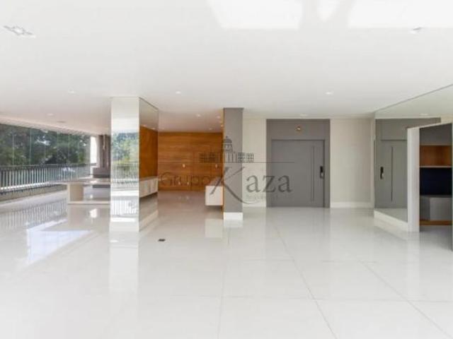 O apartamento Garden mais espetacular de Moema, com uma exuberante piscina privativa, churrasqueira