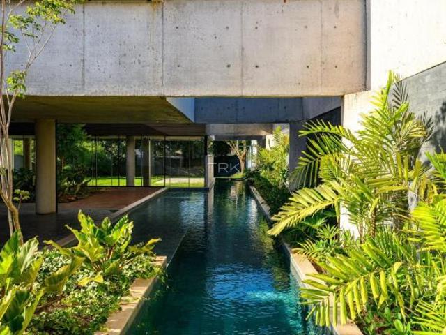 O concreto flutua. A natureza se encaixa. Tudo faz sentido
