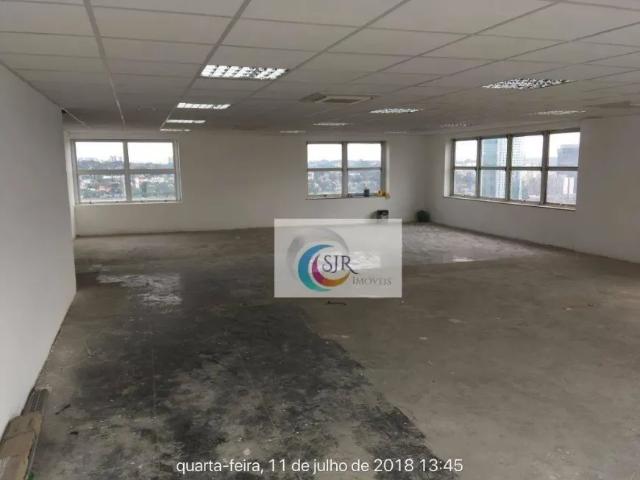 O conjunto possui 4 vagas de garagem, ar condicionado VRV, forro mineral removível, luminárias LED