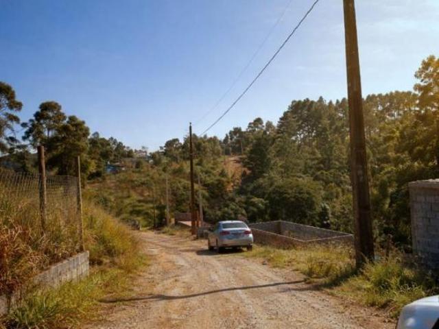 O loteamento já está em desenvolvimento, com moradores construindo e diversas obras em andamento