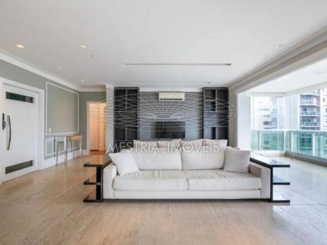 O privilégio de morar no coração do Itaim com o máximo de conforto | Apto com 234 m² | 4 suítes !