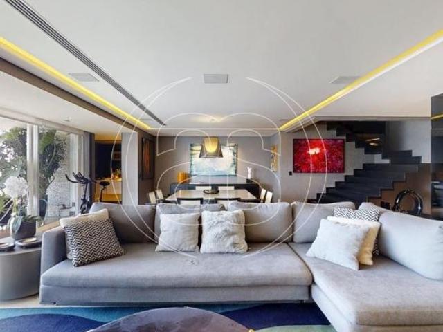 O Refúgio Urbano Perfeito: Cobertura Duplex no Itaim Bibi