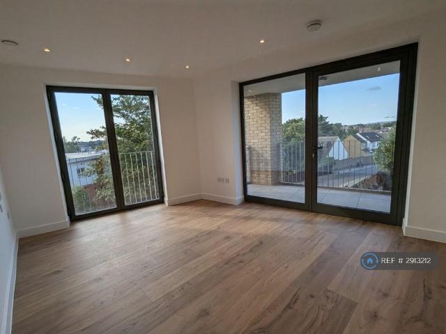 O T O Tower, Ilford, IG3 2 bed flat to rent £1,769 pcm £408 pw
