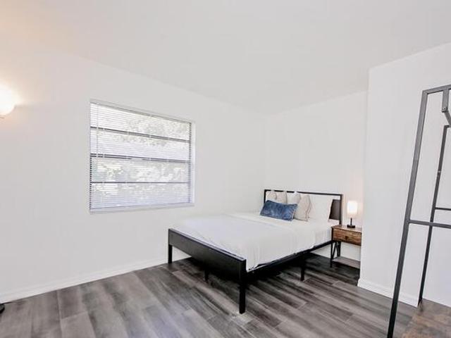 Ocala House with Dining area. Newly renovated & modern