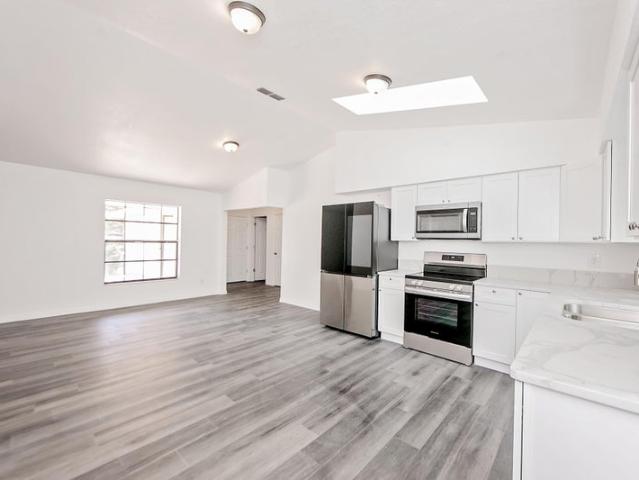 Ocala House with Dining area. Newlyrenovated & mod