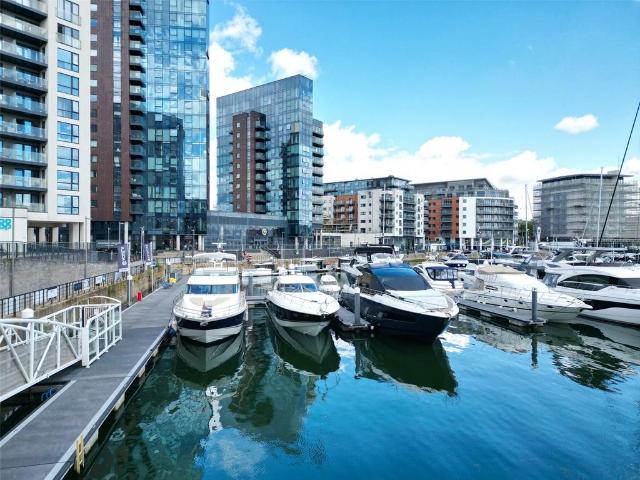 Ocean Way, Southampton, Hampshire, SO14 2 bed apartment to rent £1,750 pcm £404 pw