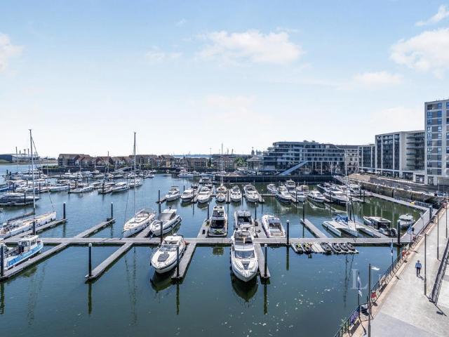 Ocean Way, Southampton, Hampshire, SO14 2 bed flat to rent £1,650 pcm £381 pw