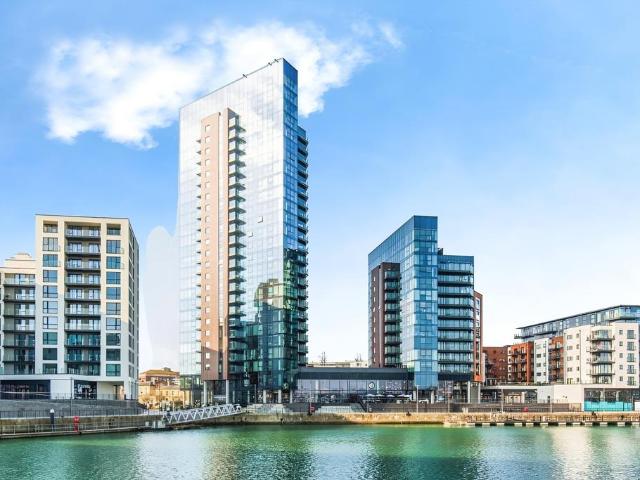 Ocean Way, Southampton SO14 3 bed apartment to rent £2,700 pcm £623 pw