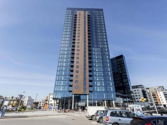 Ocean Way, Southampton SO14 3 bed apartment to rent £2,700 pcm £623 pw